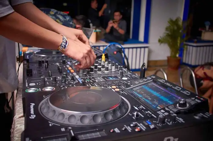 CDJ vs. DDJ – Differences & Comparison (DJ Gear) - djgear2k