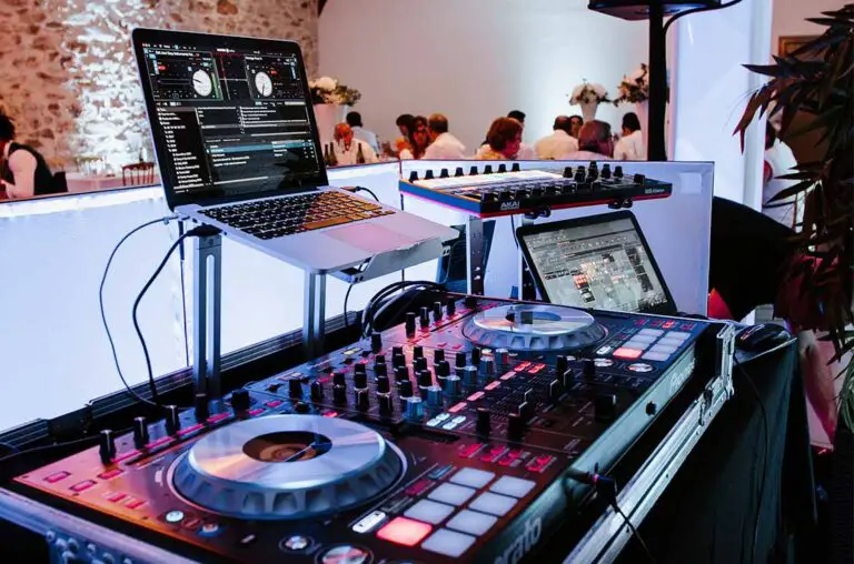 CDJ vs. DDJ – Differences & Comparison (DJ Gear) - djgear2k