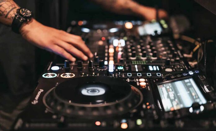 CDJ vs. DDJ – Differences & Comparison (DJ Gear) - djgear2k