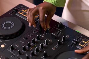 Pioneer DDJ-FLX4 vs. FLX6 (Which One Should You Pick?) - djgear2k